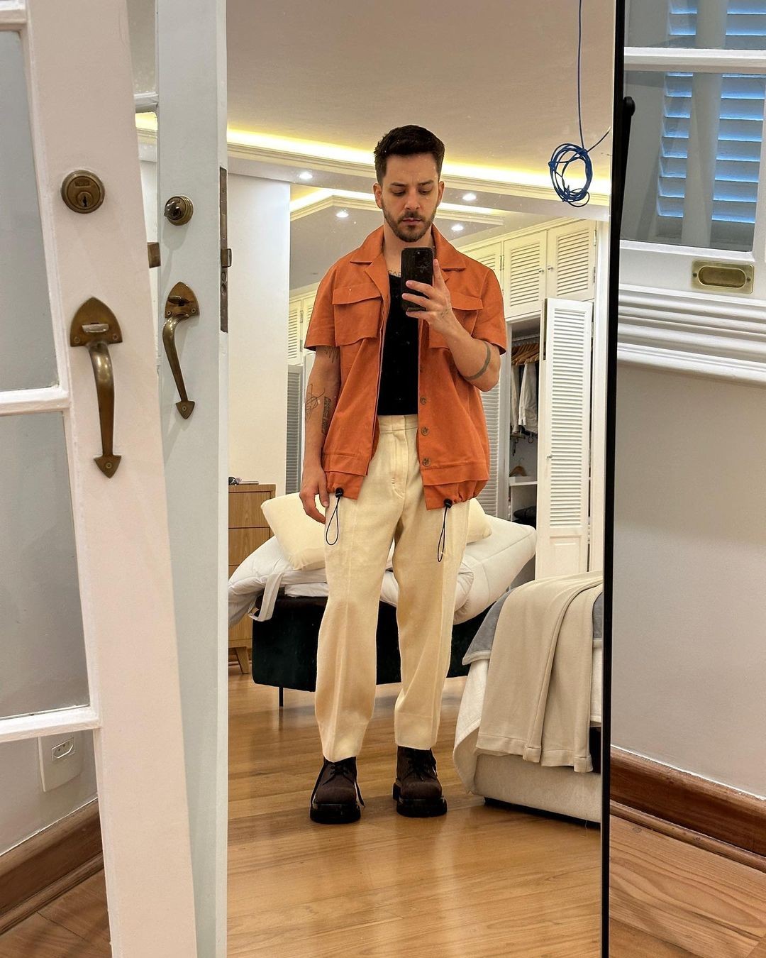 Junior Lima posa nu para divulgar álbum