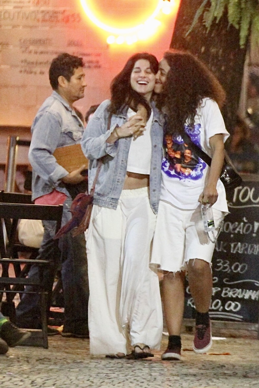 Um mês de romance: Alice Carvalho e Chandelly Braz deixam restaurante ...