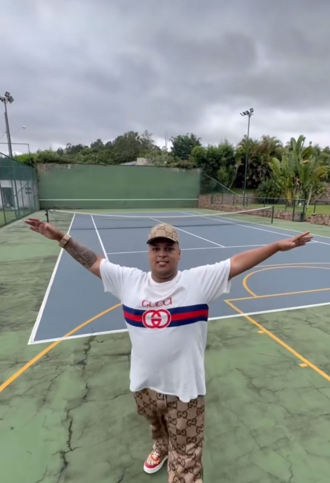 Aos 22 anos, MC Ryan compra nova mansão, com campo de futebol e quadra ...