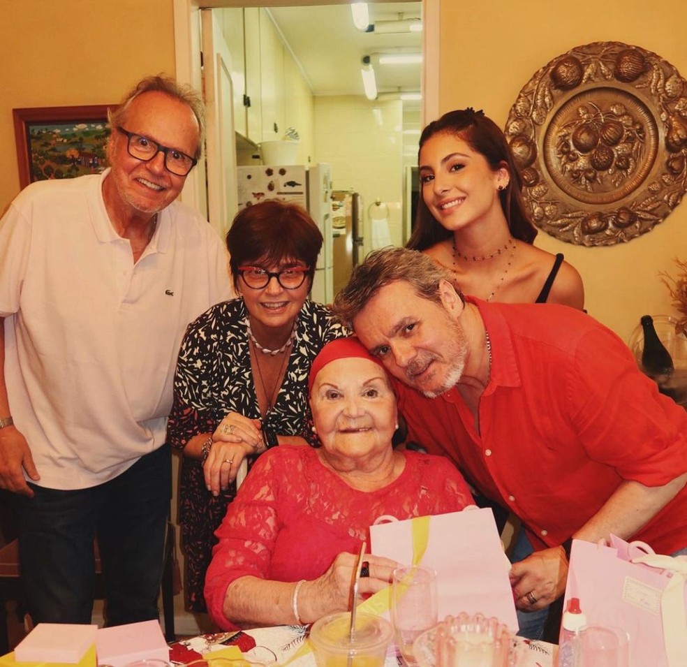 Aos 19 anos, filha de Tato Gabus Mendes é atriz e chama atenção pela ...