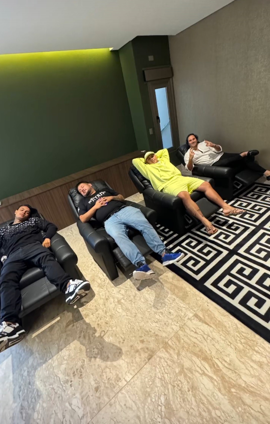 MC Ryan comemora compra de mansão ao lado da que morava seu ídolo MC ...