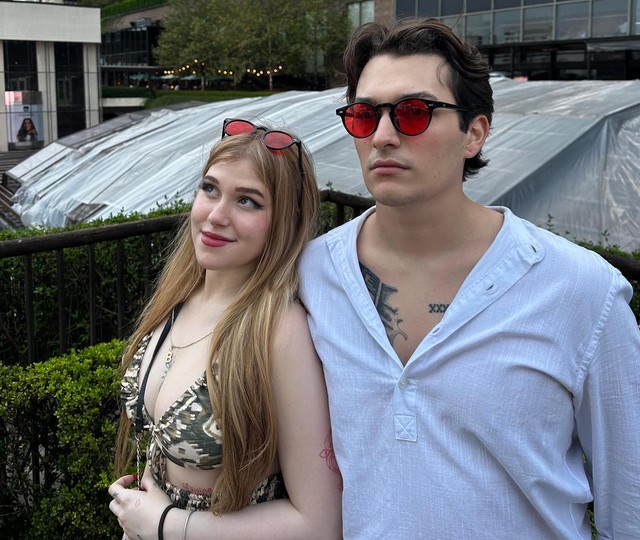 Aos 19 anos, filha de Alessandra Negrini e Otto posa com o noivo empresário