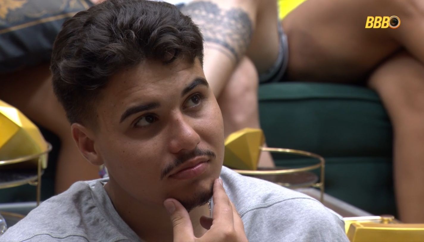 Pedro, do 'BBB 26', suja casaco de Marina Sena, e Juliano Floss intimida brother: 'Não tem ...