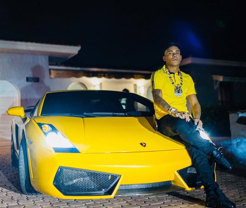 BMW, viagens, ouro e mansão: preso, MC Poze leva vida de luxo e ostentação