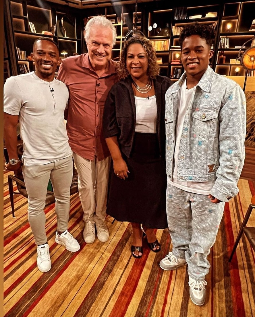 Mãe de Endrick tenta esfriar climão familiar postando foto diferente ...