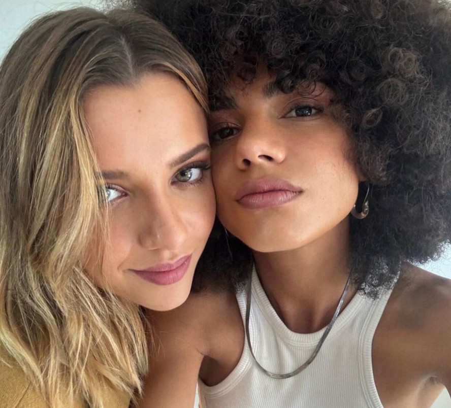 Zinha em ‘Renascer’, Samantha Jones posta foto com namorada atriz: ‘Ela é meu esquema’