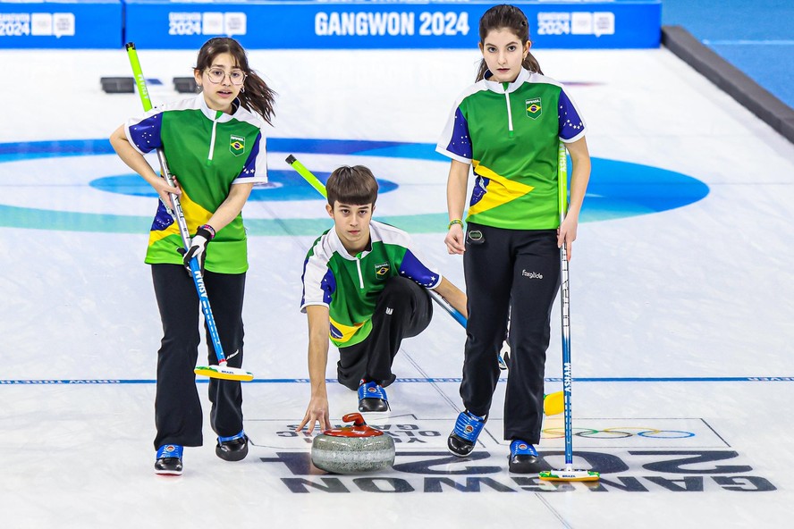 Equipe brasileira de curling vence primeiro jogo do país na história ...
