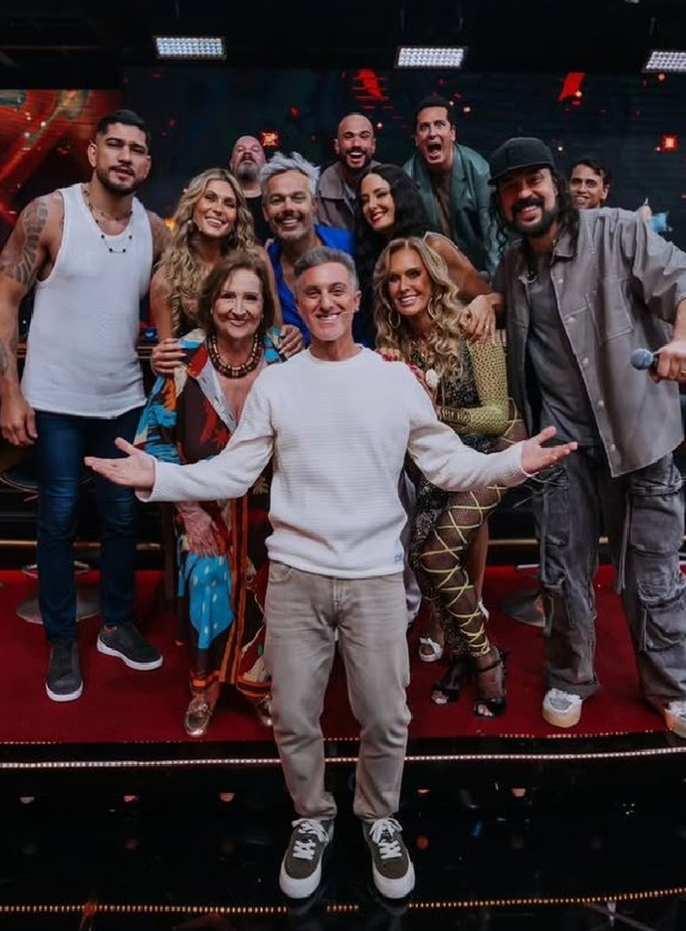 Vivendo romance com campeão de UFC, Lívia Andrade acompanha lutador em ...