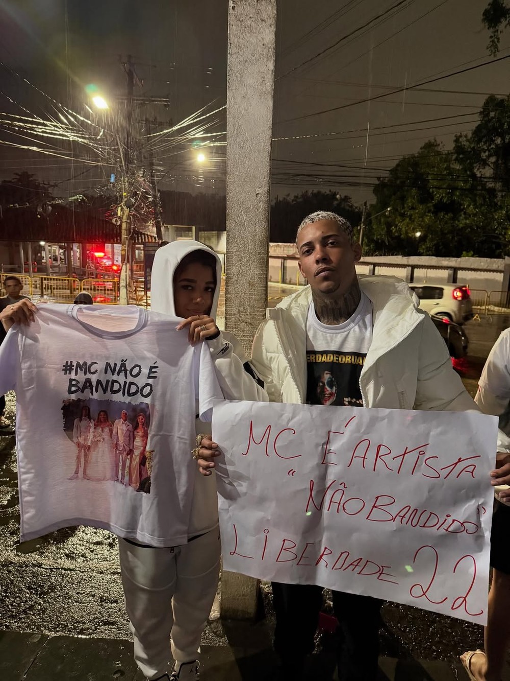 Mulher de Oruam e Poze do Rodo participam de ato na porta do Complexo ...