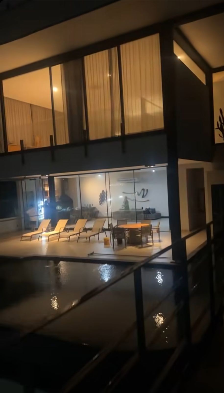MC Oruam comemora sucesso de música em mansão com vista para o mar ...