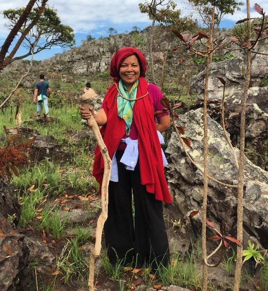 Ex-cantora, Angela Mattos vive hoje em Alto Paraíso, Goiás, e se ...