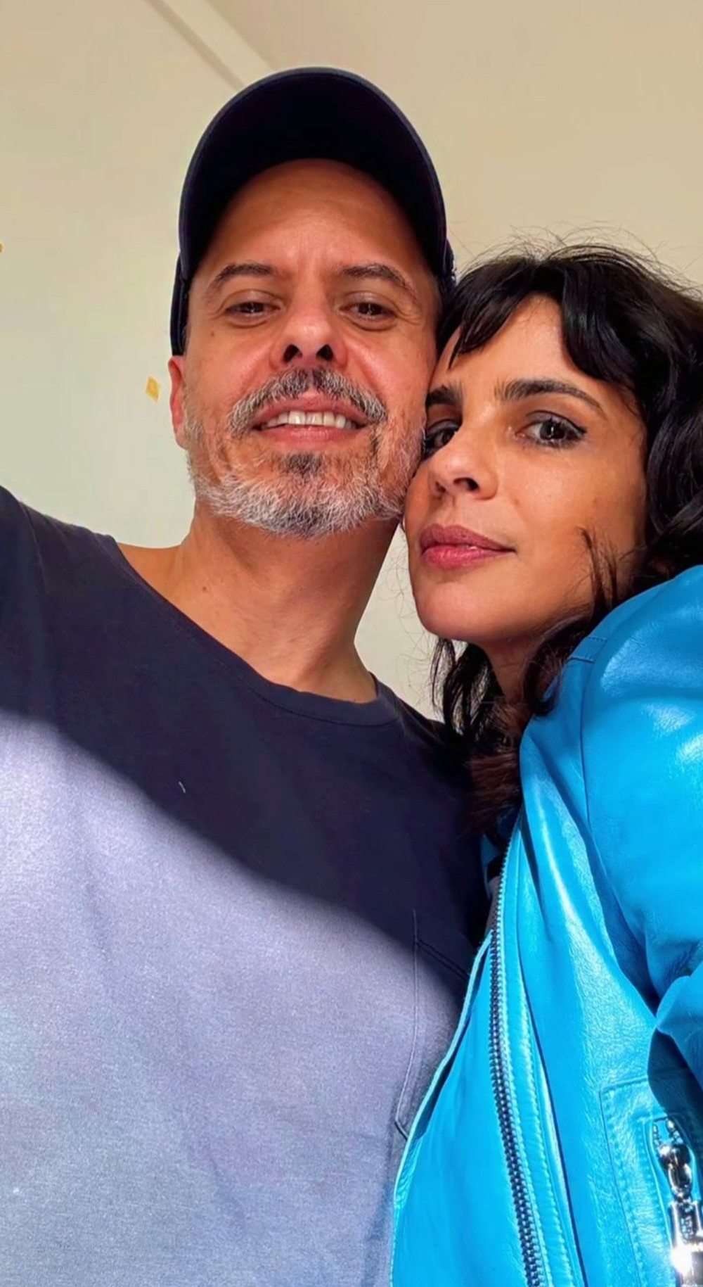 Maria Ribeiro foi acompanhada do namorado compositor ao show de Roberto Carlos em SP