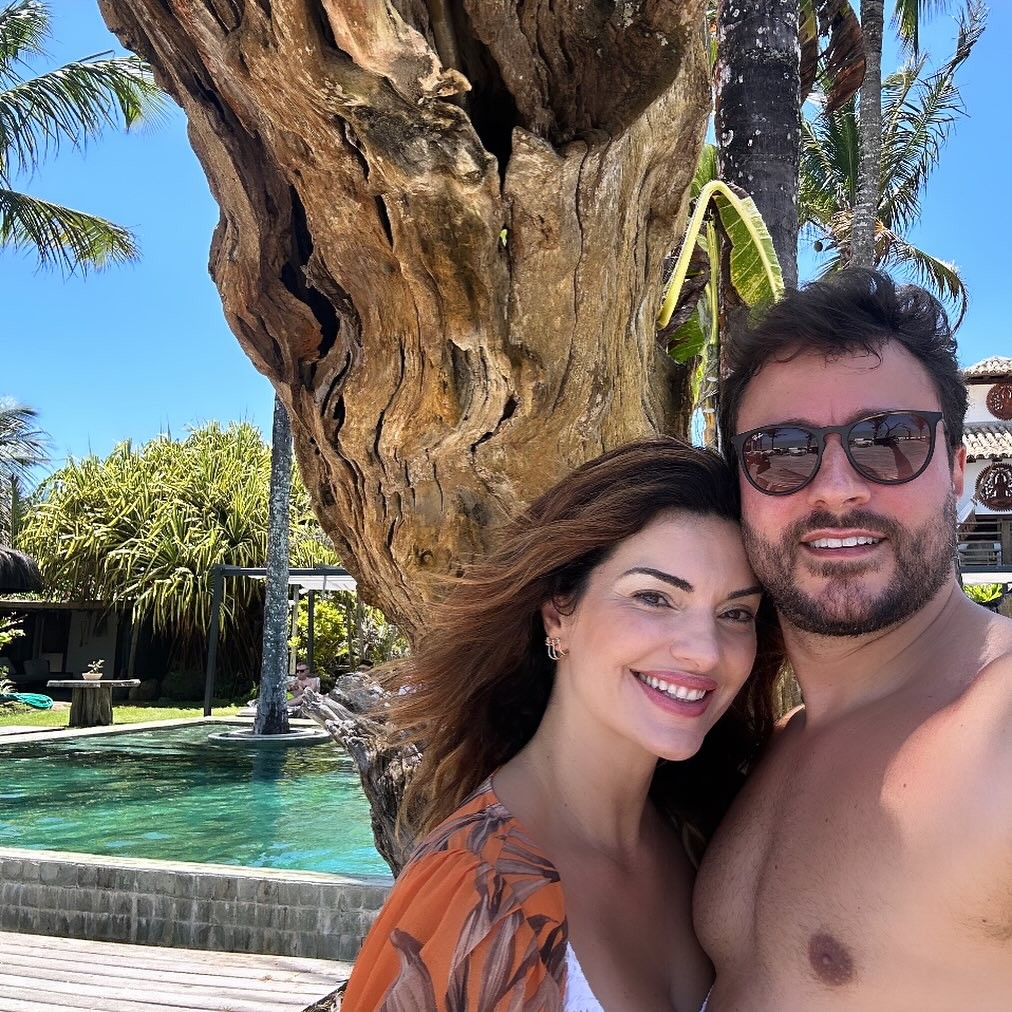 Mayana Neiva surge com novo namorado na Bahia após fim do casamento de nove anos