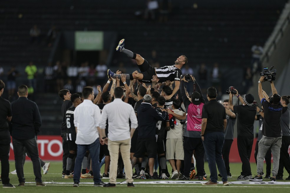 Com vaias a Castro e adeus de Carli, Botafogo empata com o Magallanes e ...