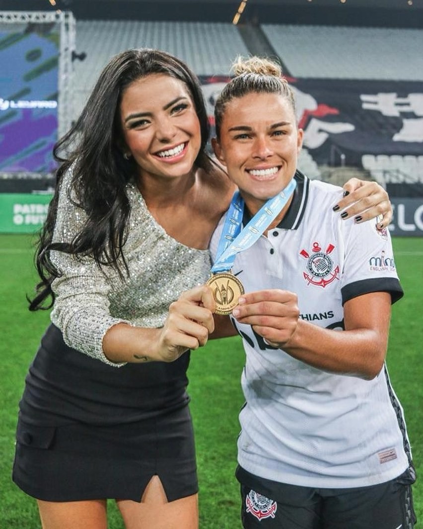 Convocada para a Copa, Tamires Dias vive história de amor com a cantora ...