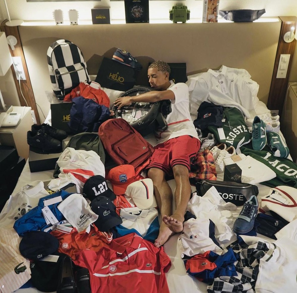 BMW, viagens, ouro e mansão: preso, MC Poze leva vida de luxo e ostentação