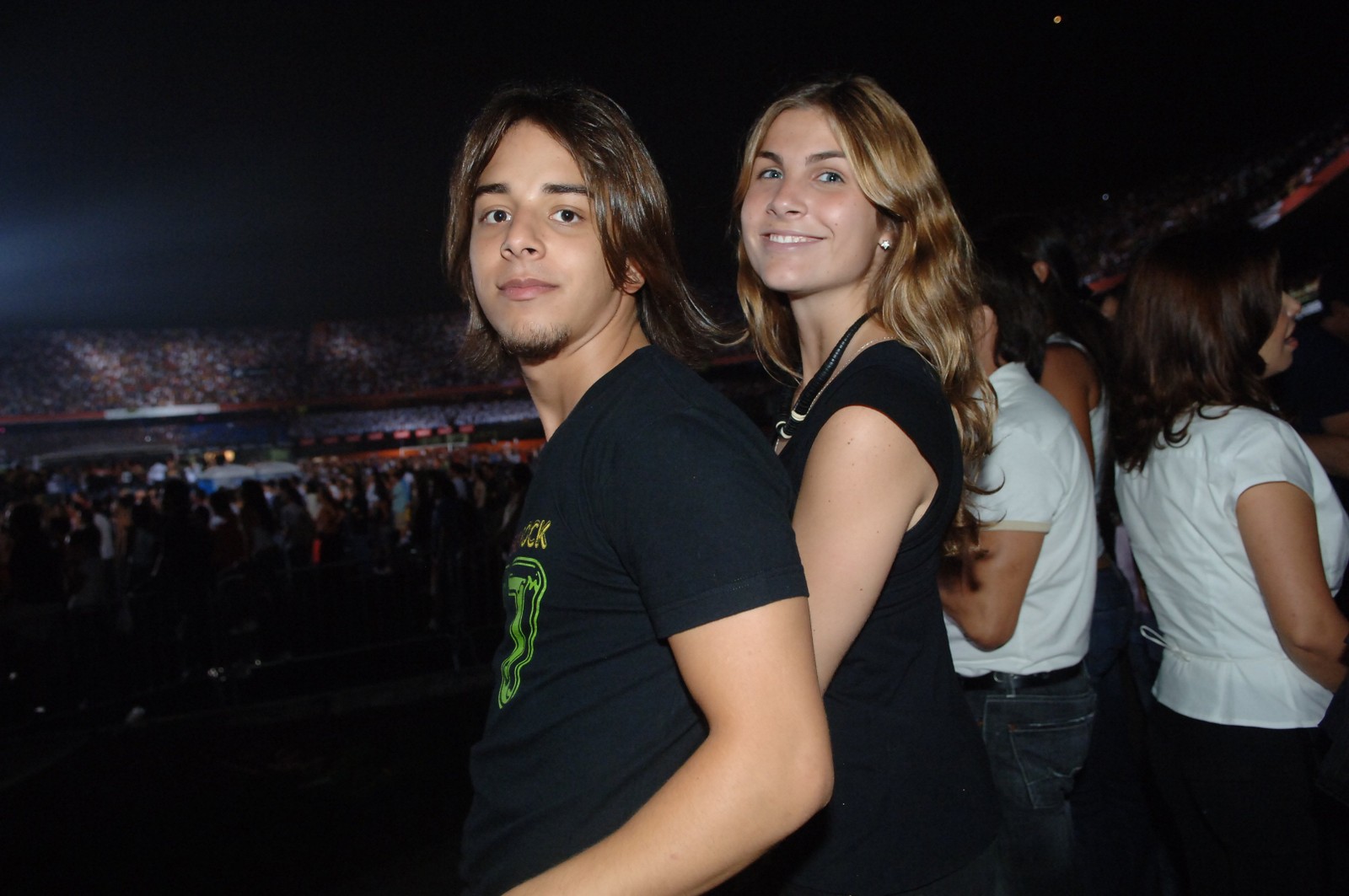 Junior Lima posa nu para divulgar álbum