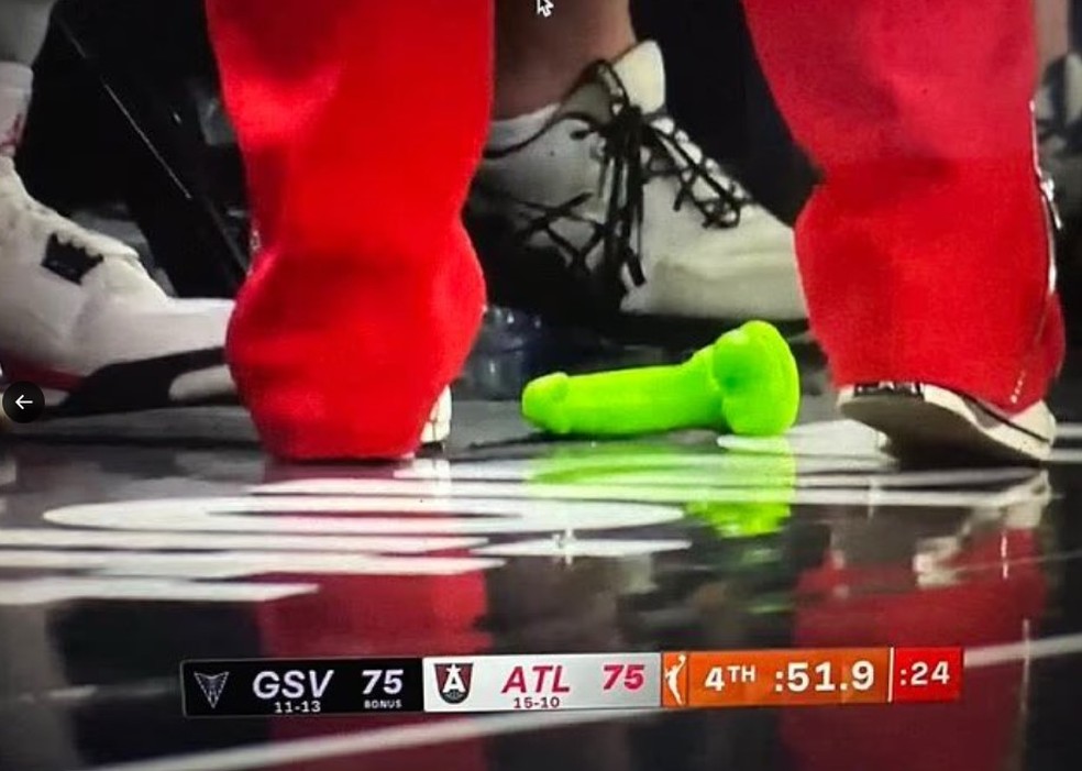 Jogo da WNBA é interrompido após brinquedo sexual ser arremessado em quadra