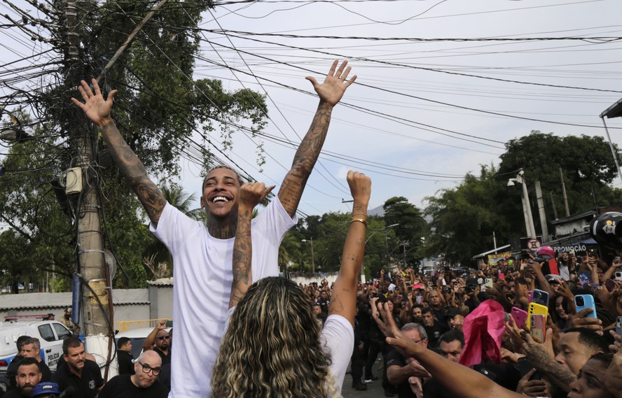 MC Poze lança clipe com cenas de sua prisão e versos sobre a polícia ...