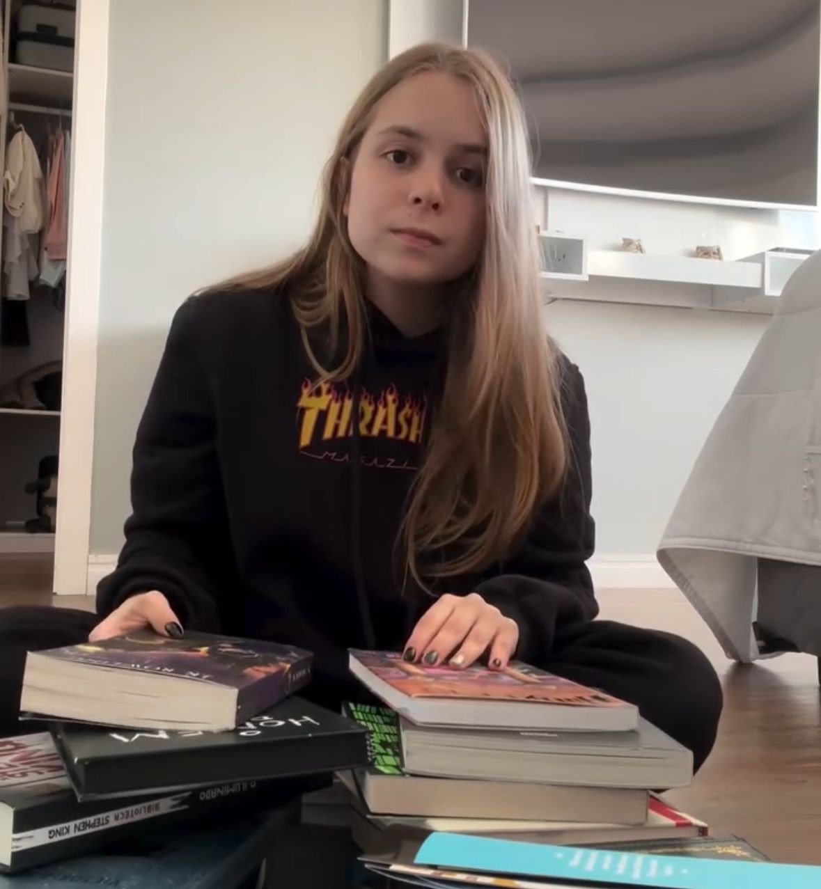 Escritora independente de 20 anos que viralizou na Bienal consegue ...