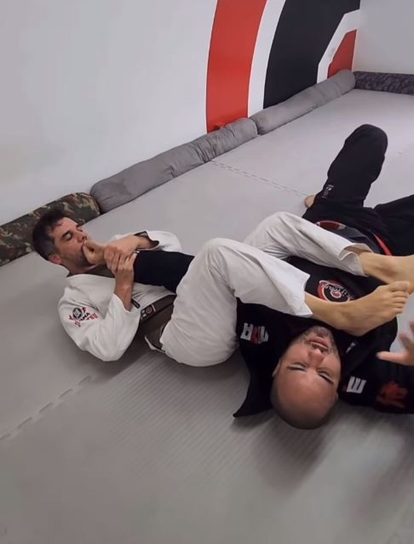 Wagner Moura aparece lutando jiu-jítsu em vídeo e web reage: 'Faz tudo bem'