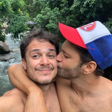 Armando Babaioff se declara no aniversário do namorado: 'Te amo'