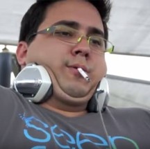 André Marques refaz famoso meme e desabafa: 'Tinha meus momentos de dores'