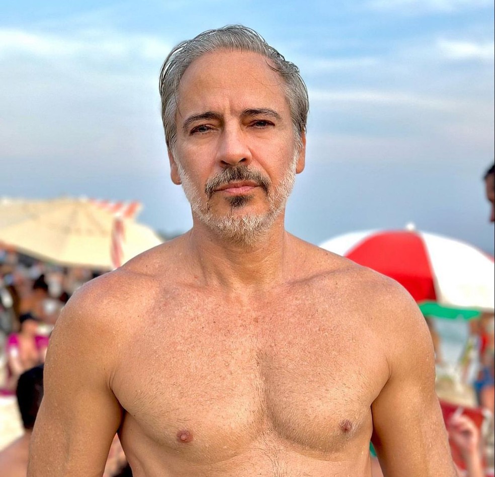 Aos 60 anos, ator de novelas revela namoro com modelo de 19: 'Meu amor'