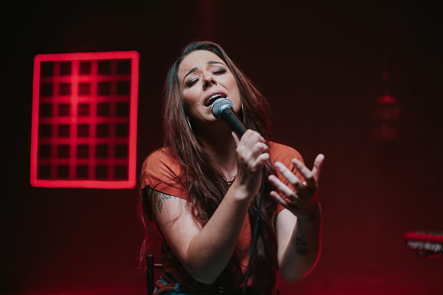 Filha de Latino larga a carreira de modelo e vira cantora gospel; conheça