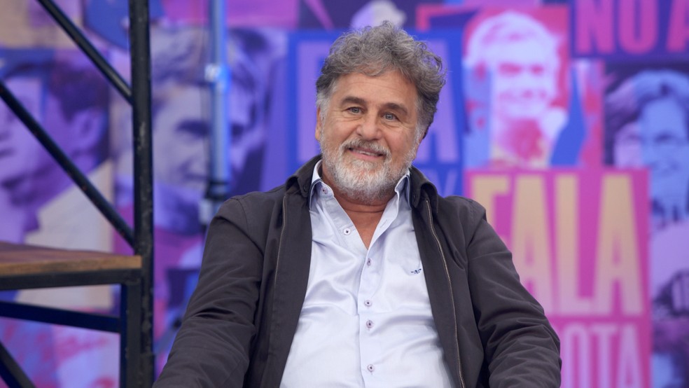 Aos 67 anos, Marcos Frota posa com os três netos nos EUA