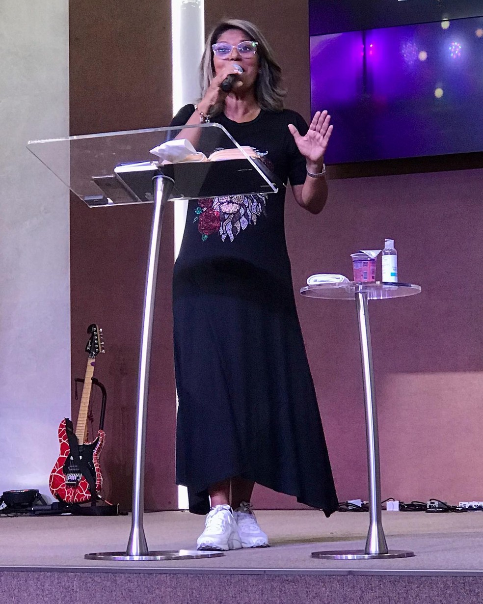 Fora das comemorações dos 30 anos do É o Tchan, Débora Brasil prega em ...