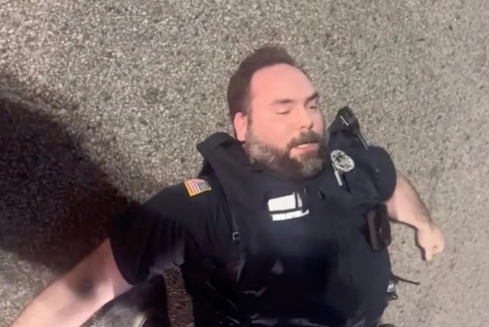 Notícias | Policial sofre grave queda ao tentar prender mulher nos EUA ...