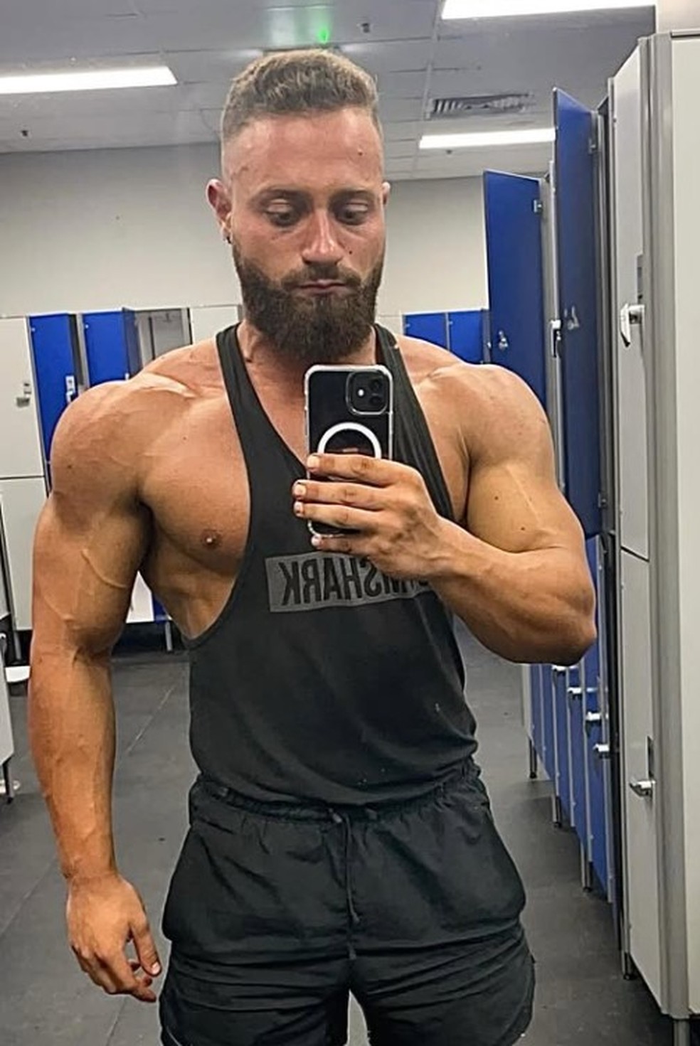 Influencer e fisiculturista choca ao fazer flexões em motor de avião em ...