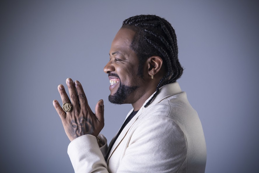 Xande de Pilares em noite de festa em Nova Iguaçu