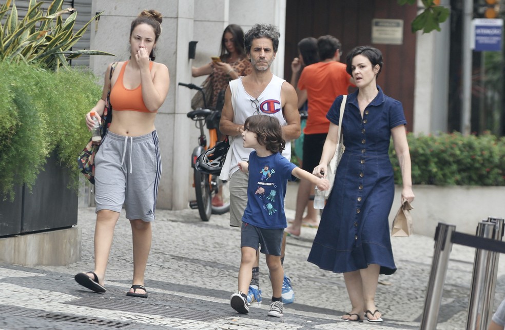 Longe das novelas, Carolina Kasting reaparece ao lado dos filhos e do ...