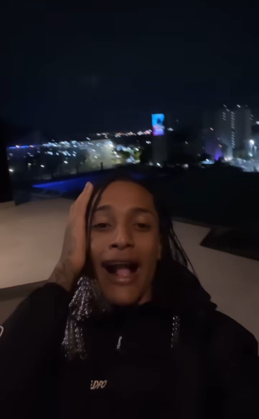 MC Oruam comemora sucesso de música em mansão com vista para o mar ...