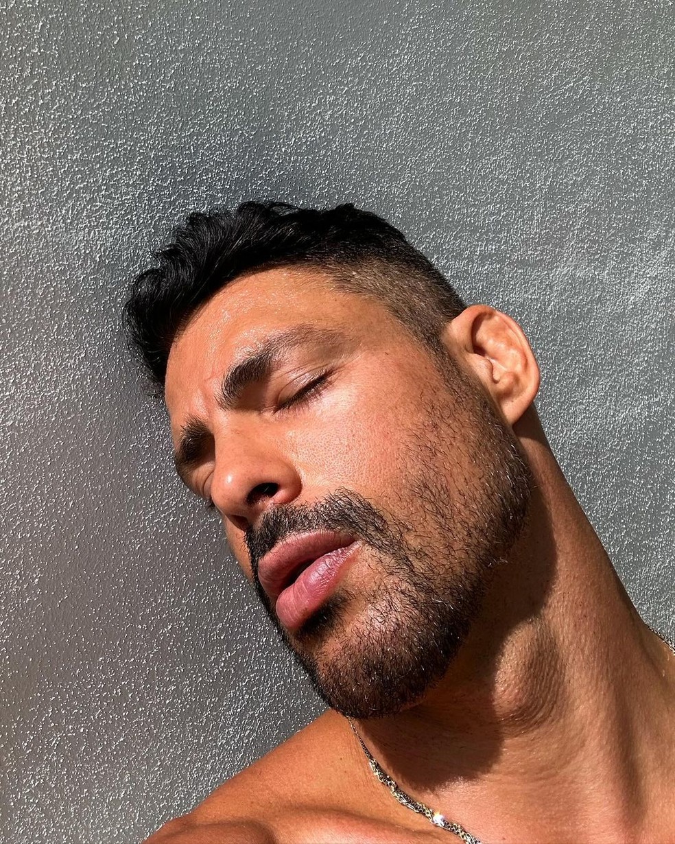 Cauã Reymond mostra filha Sofia cortando o cabelo dele