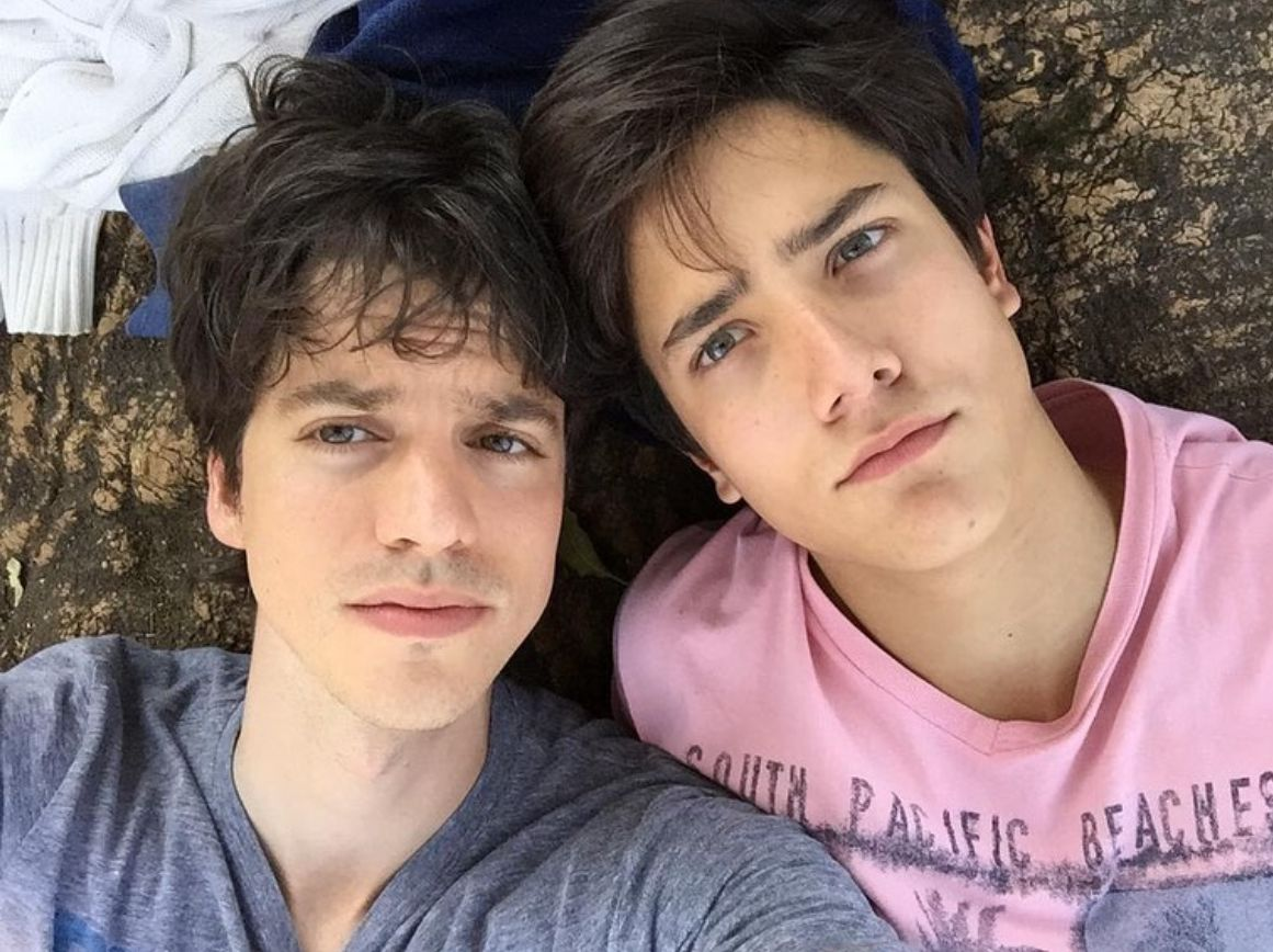 Irmão de Luciano Huck e marido lançam projeto musical nos EUA