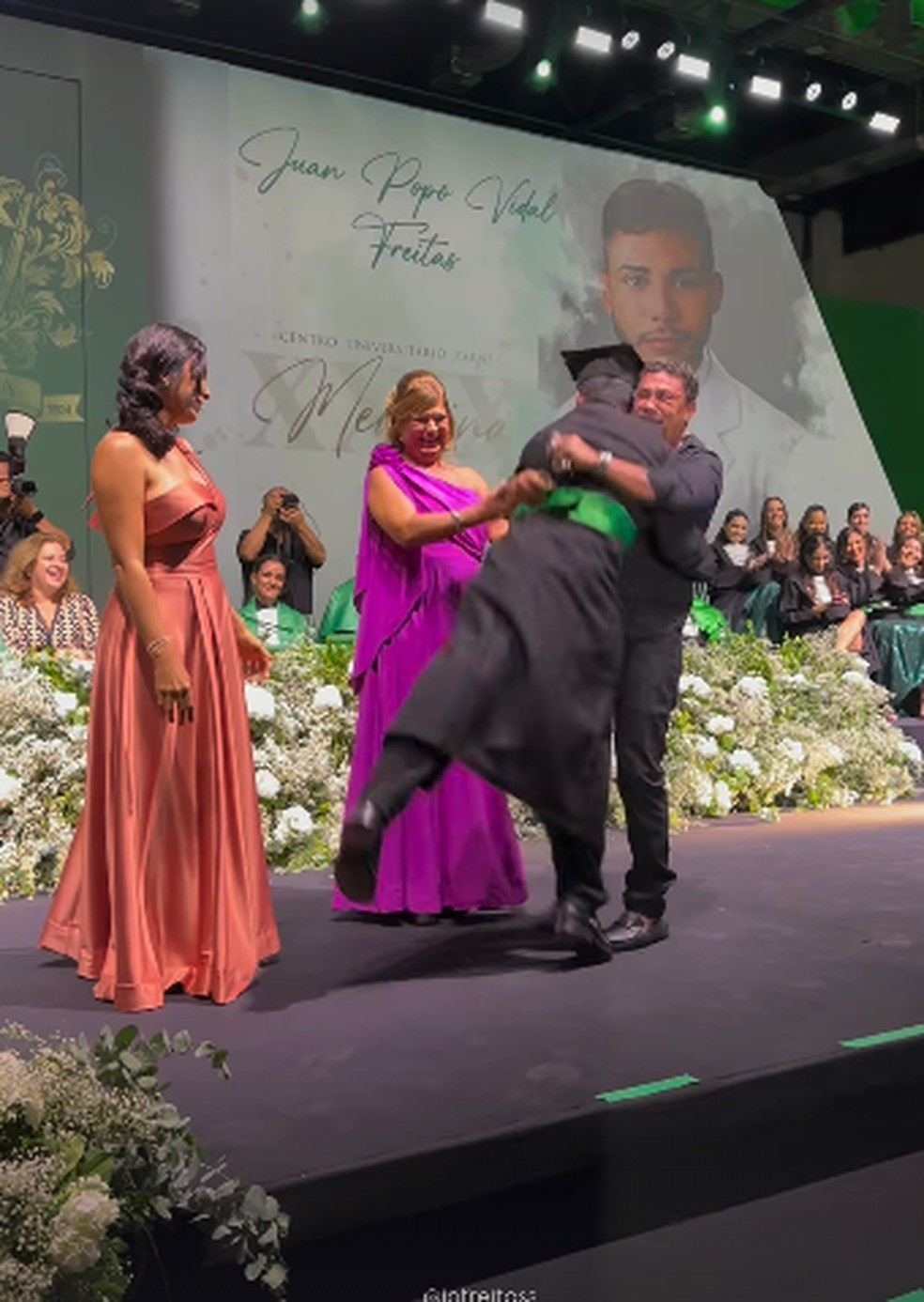 Popó se emociona e vai às lágrimas em formatura do filho médico; veja o ...