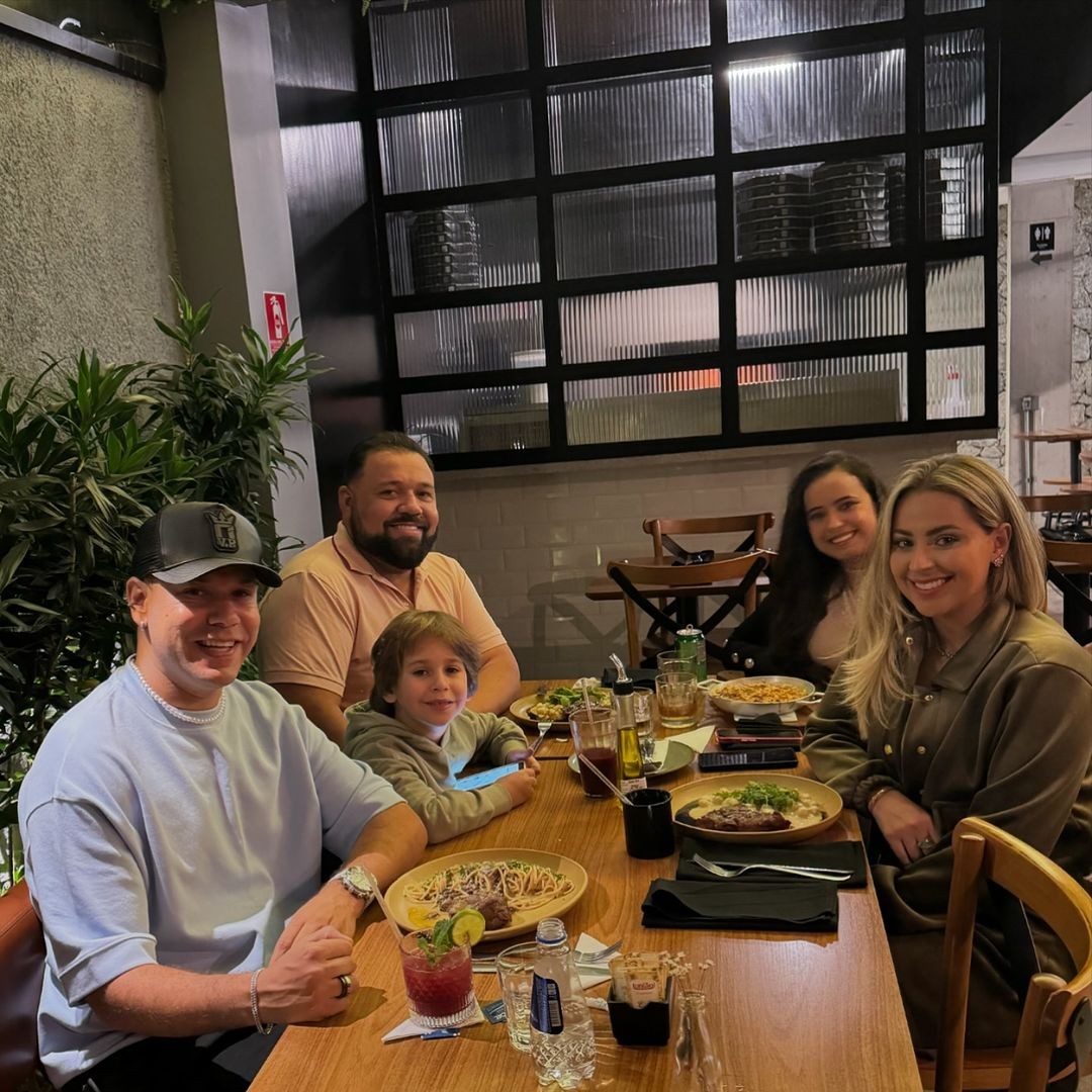 Intérprete da personagem Narcisa, Tiago Barnabé surge ao lado da mulher ...