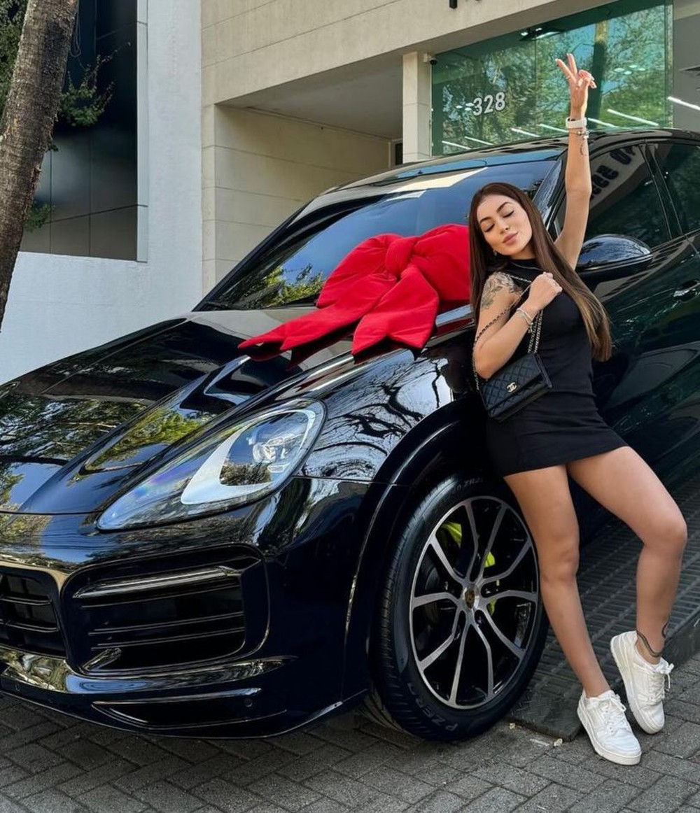 Aos 22, criadora de conteúdo adulto diz ter faturado R$ 3 milhões em um ano e compra carrão de R ...