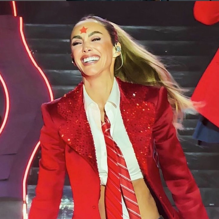 Anahi desembarca no Rio com filhos e marido para shows do RBD no Brasil