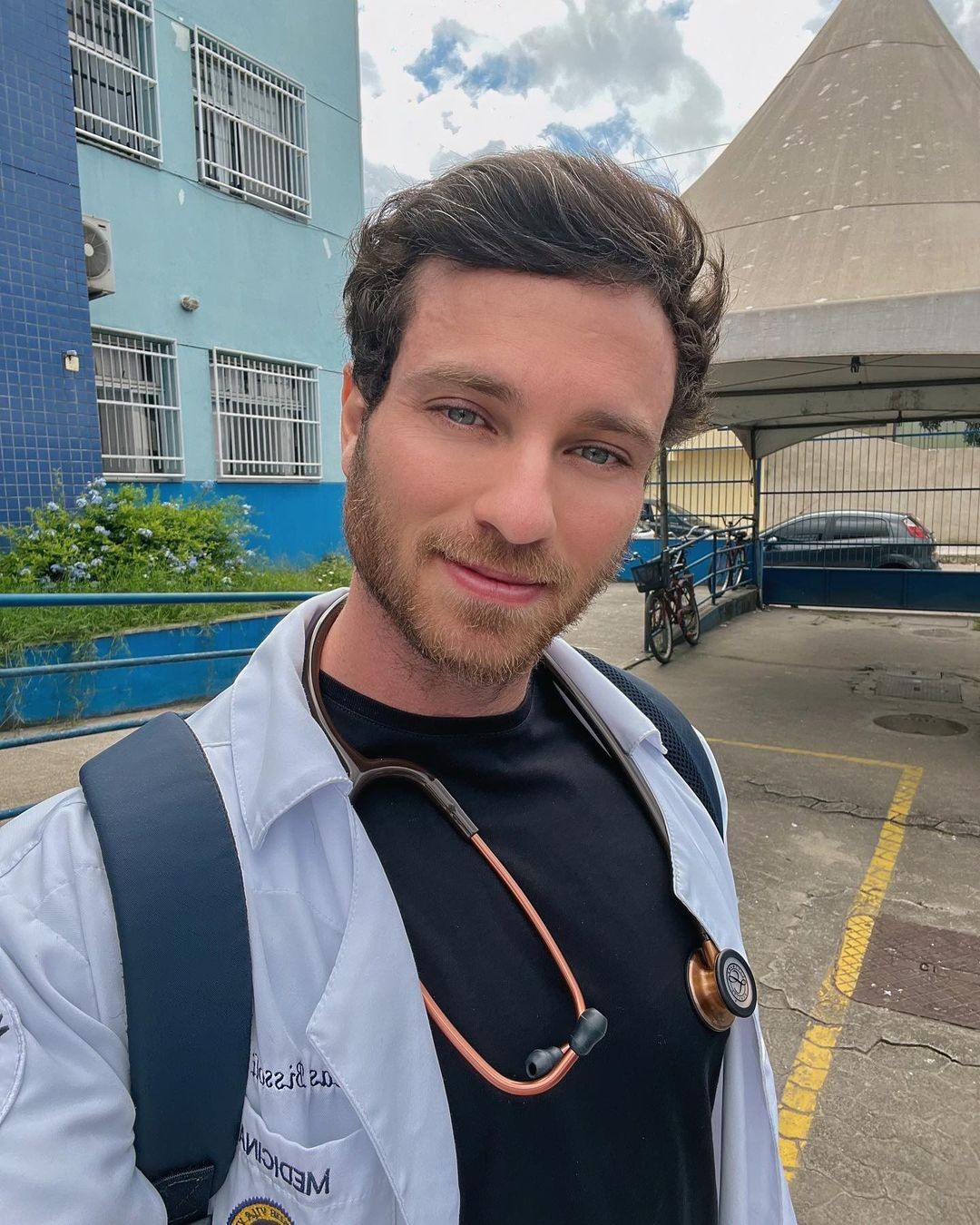 Ex-BBB Lucas Fernandes compra cobertura em Fortaleza para morar com mulher e filha