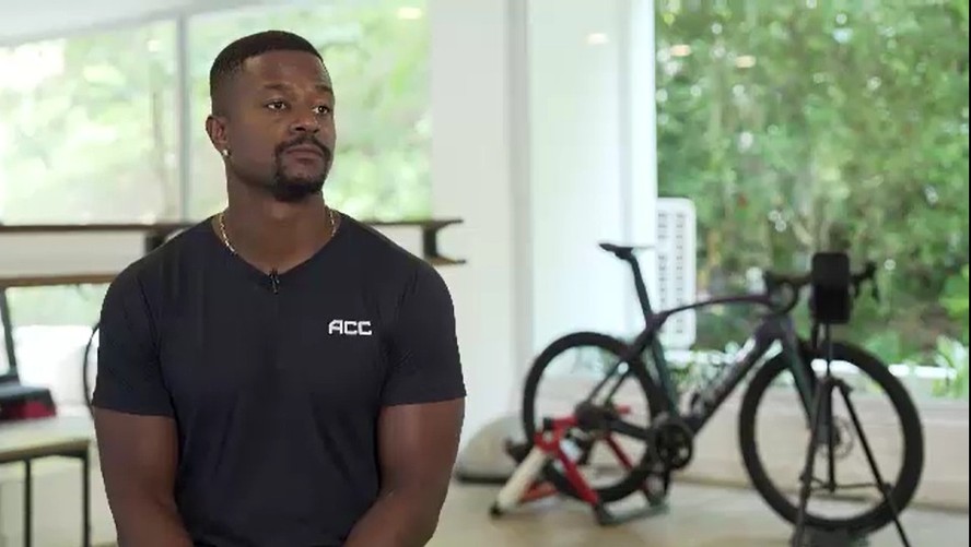 Sirlei em ‘Mania de você’, David Junior conta que madruga todo dia por causa de uma paixão