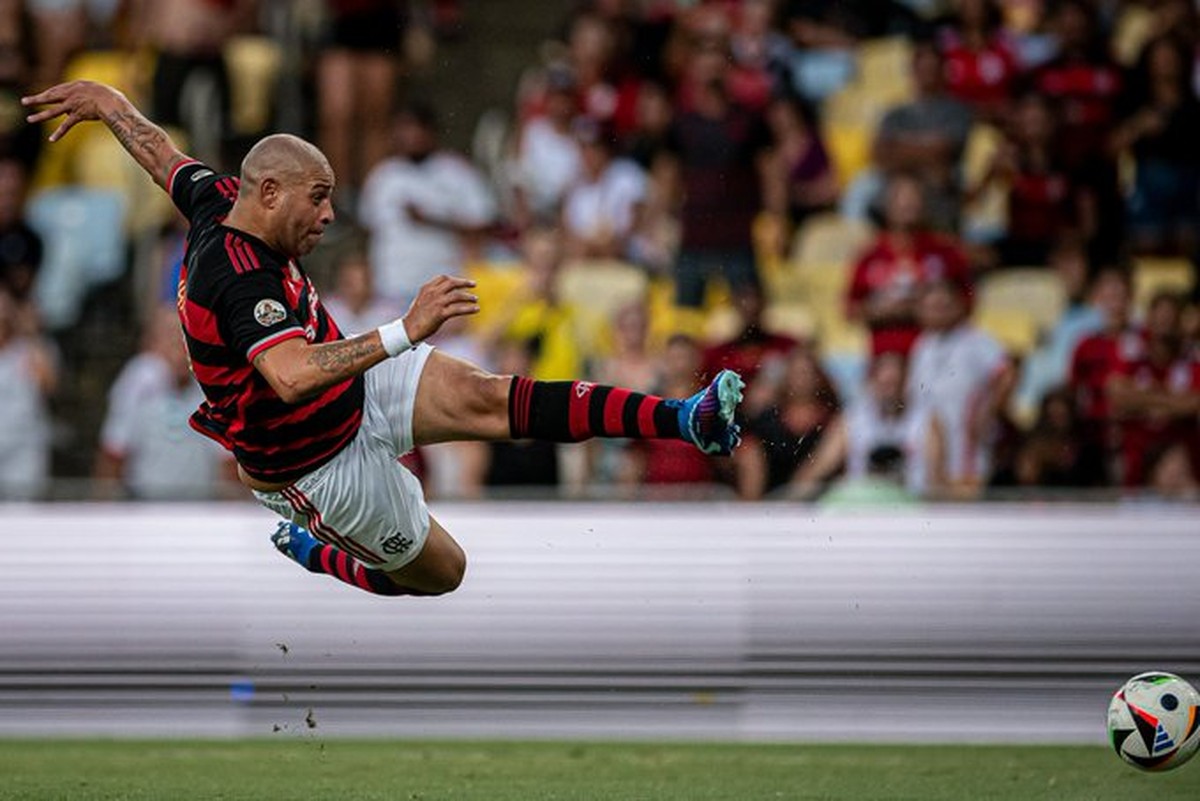 Com presença de lendas do Flamengo e 'áudio' do pai, Adriano Imperador ...