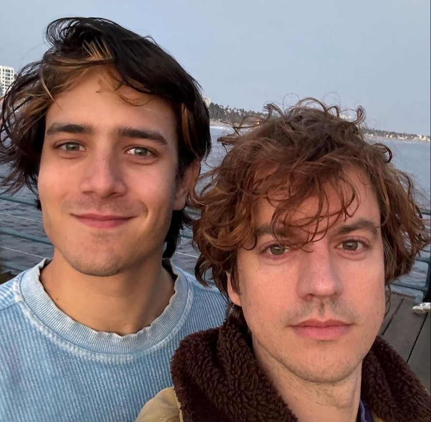 Irmão de Luciano Huck e marido lançam projeto musical nos EUA