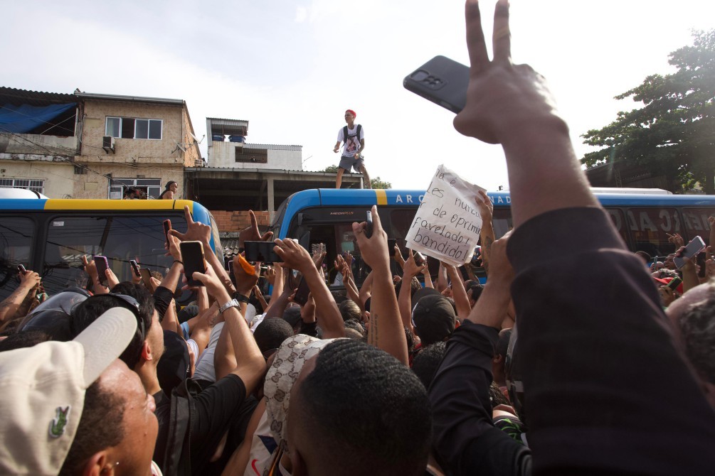 Mulher de Oruam e Poze do Rodo participam de ato na porta do Complexo ...