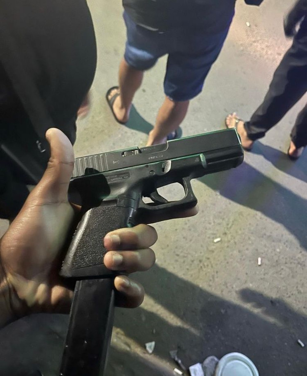 Polícia investiga rapper britânico que posou com armas na Vila do João ...