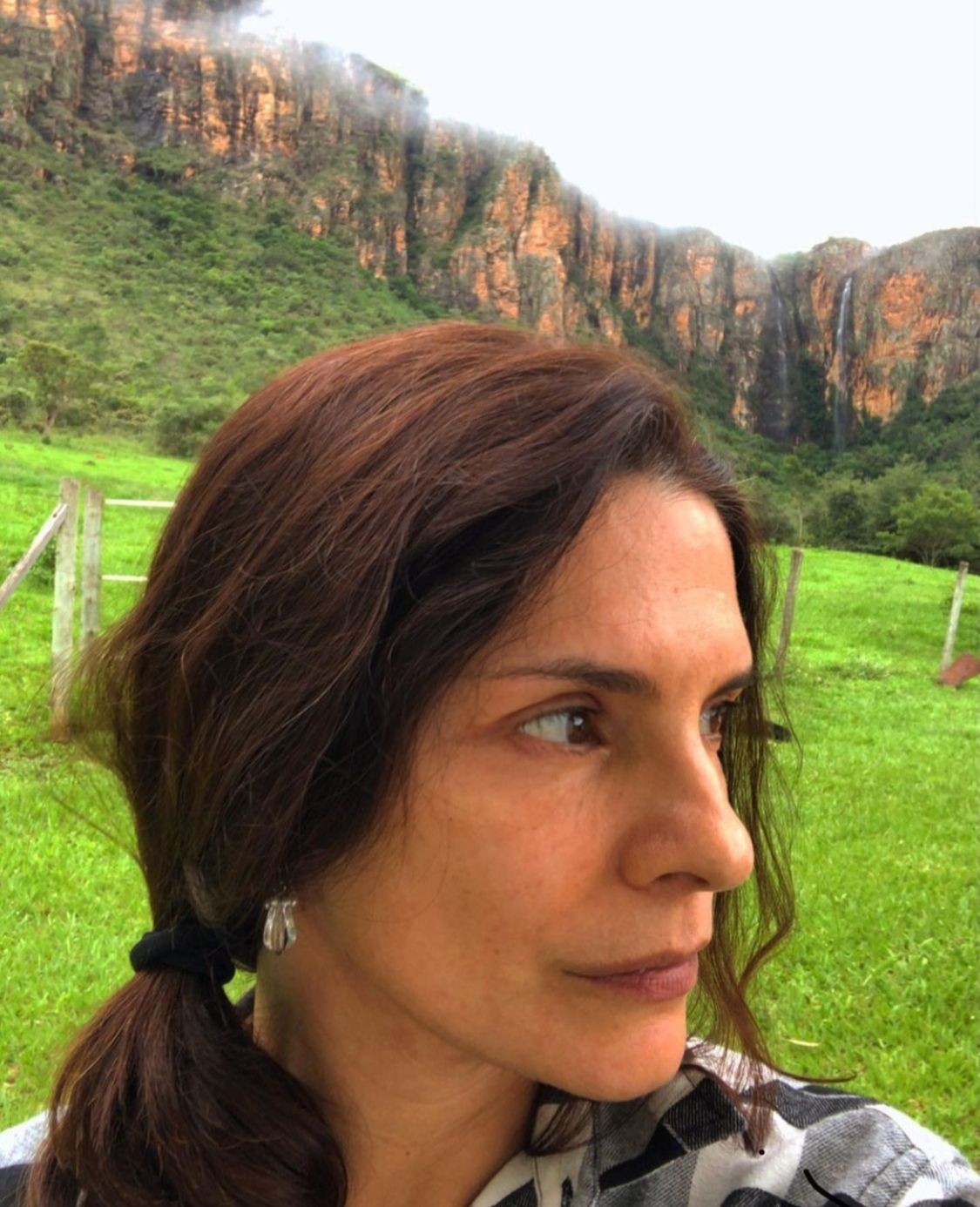 Longe da TV, Helena Ranaldi se refugia em sítio com o marido ator