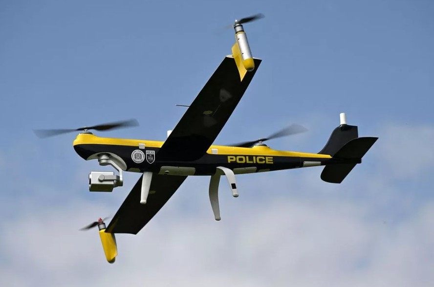 Criança fica gravemente ferida após ser atingida por drone policial